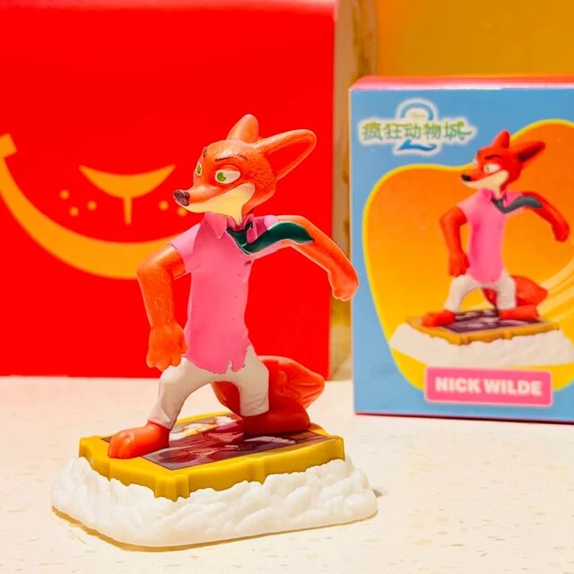 Игрушки для Happy Meal от McDonald's «Зверополис 2» 2025 года, в том числе коллекционные игрушки Ник, Джуди, Флэш, Гэри, Нибулл и Паберт, украшения для рабочего стола и подарки.