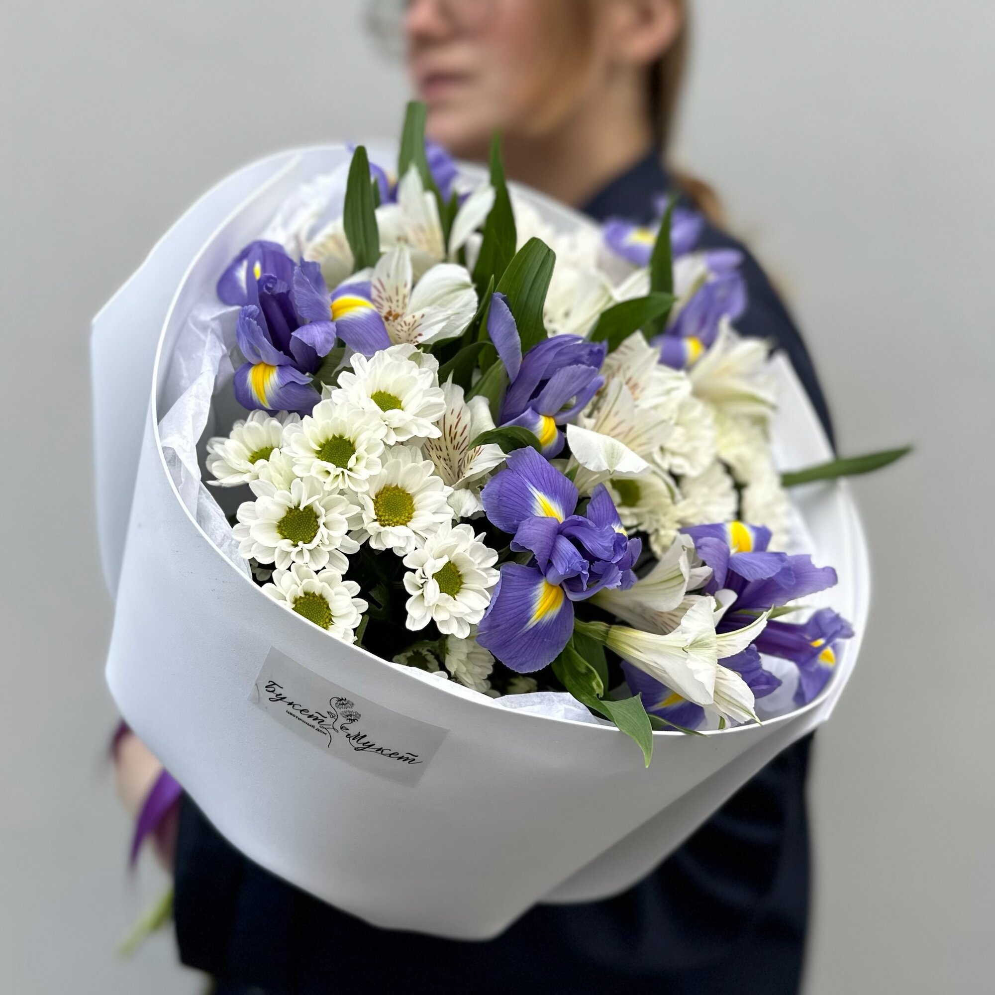 Букет цветов ”Мадам Ирис” (ирисы, кустовая хризантема сантини и альстромерия)