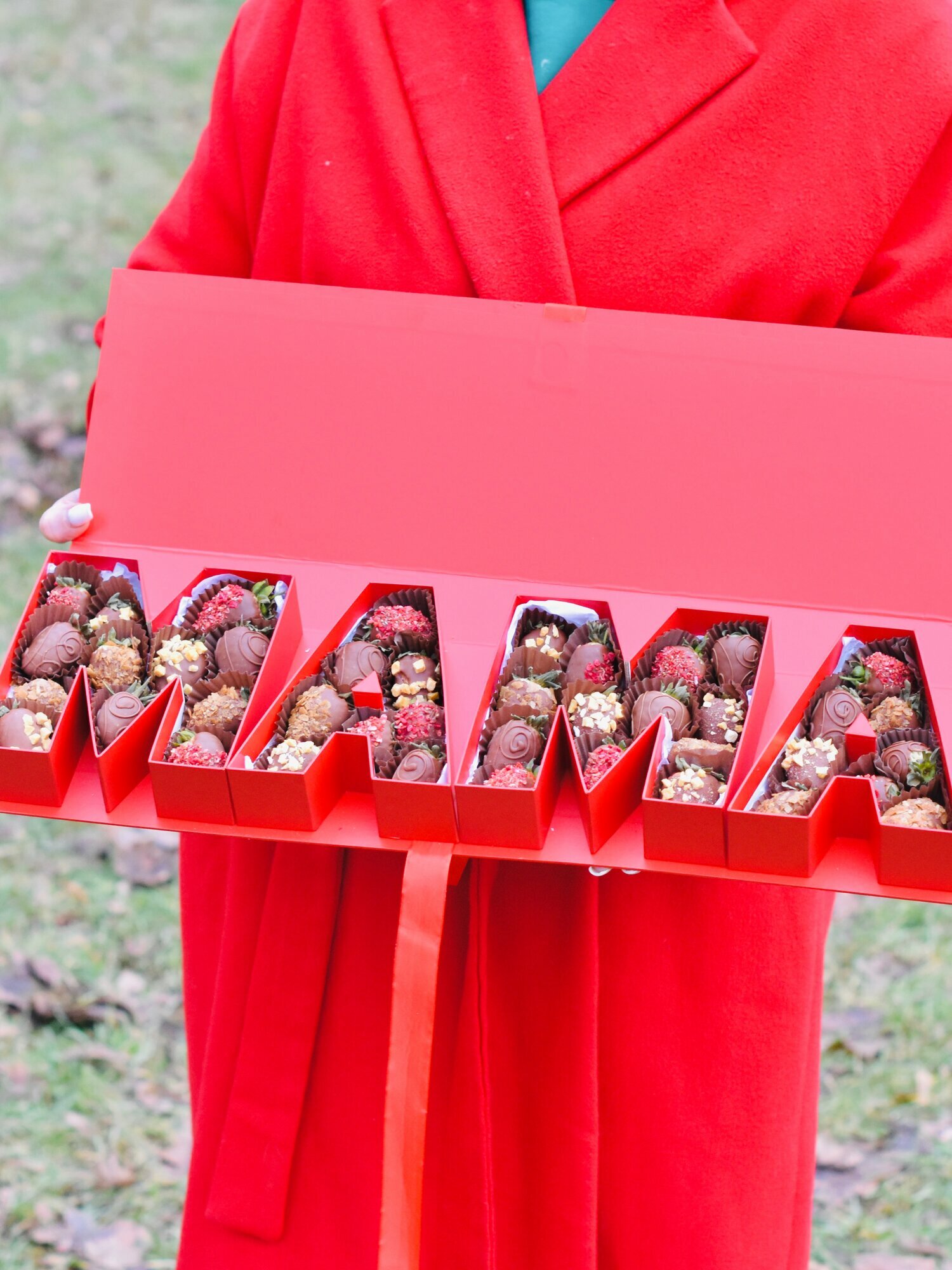 Потрясающий набор клубники в премиум коробке, шикарный подарок маме от "Делаем сладко"