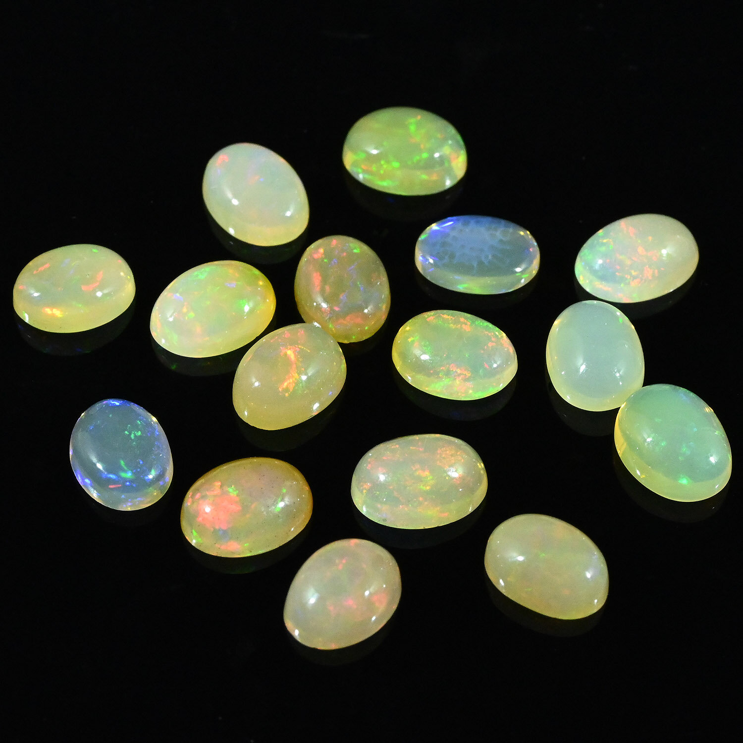 Кабошон из опала золотого овал 6*8мм, 0,55ct