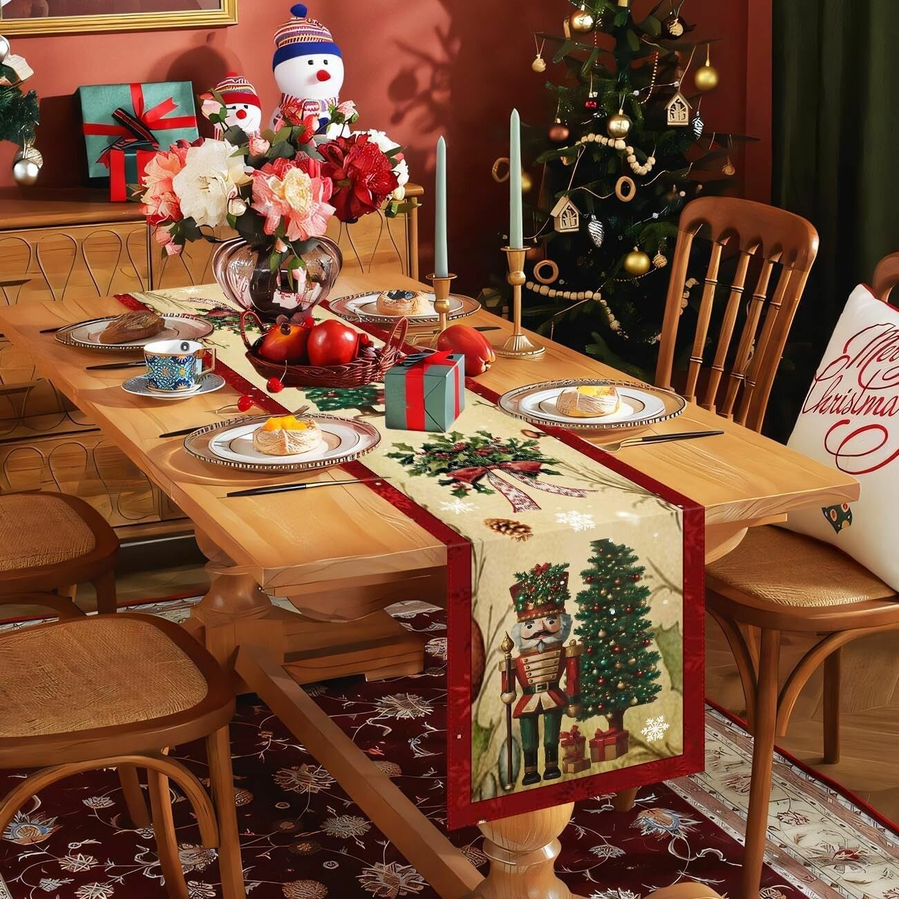 Рождественскую елку украшает щелкунчик, а рождественский льняной флажок на столе создает праздничную атмосферу.