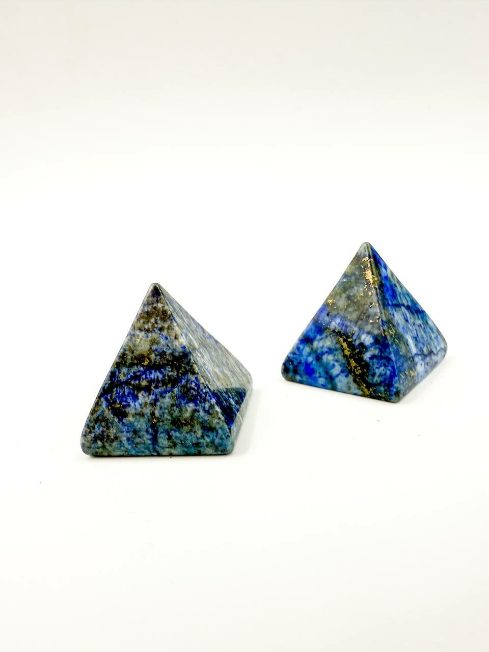 Камень Содалит натуральный Пирамида 3см