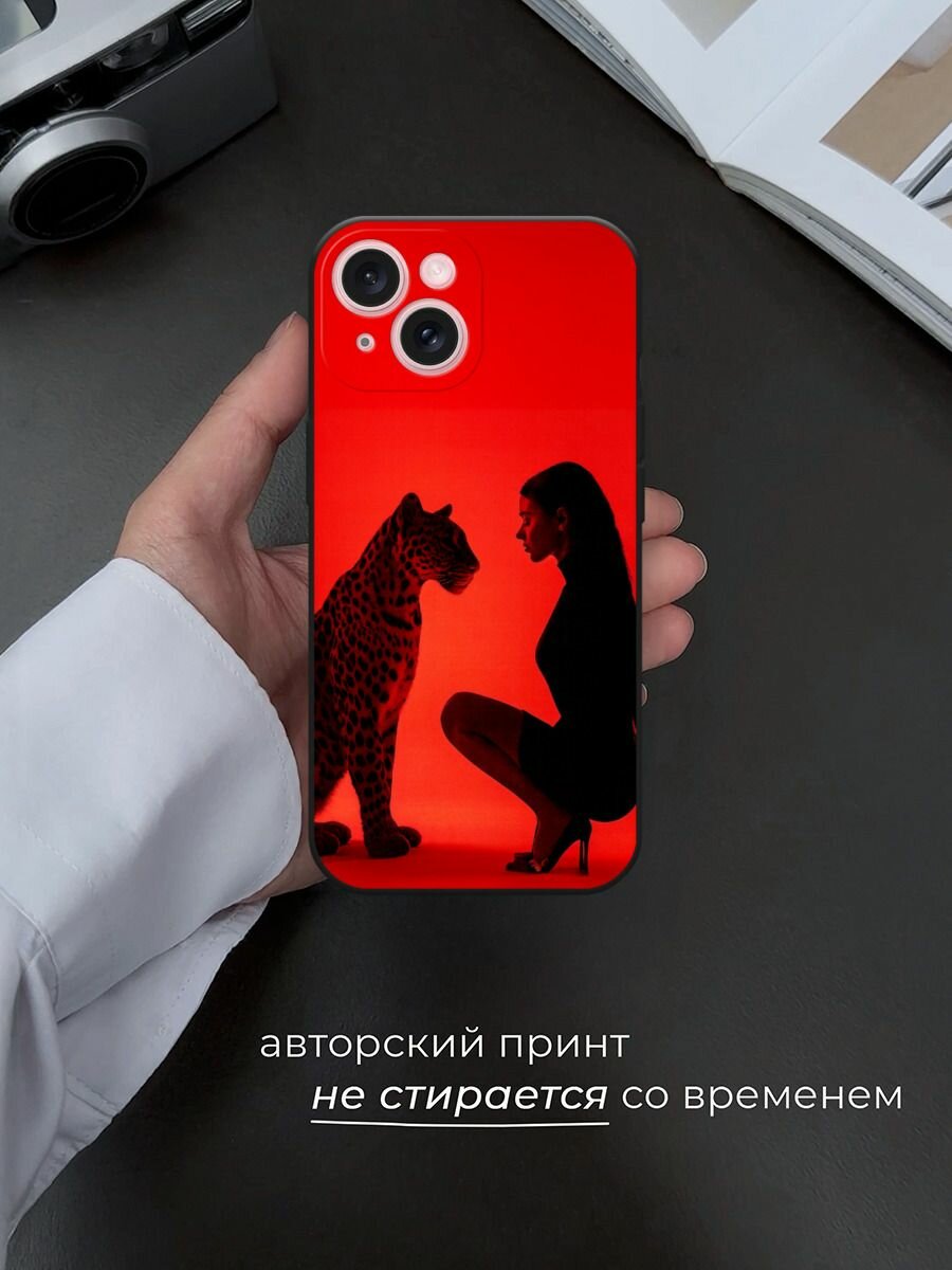 Черный матовый чехол на Apple iPhone 15 / Айфон 15 с принтом Девушка с леопардом — фото 1