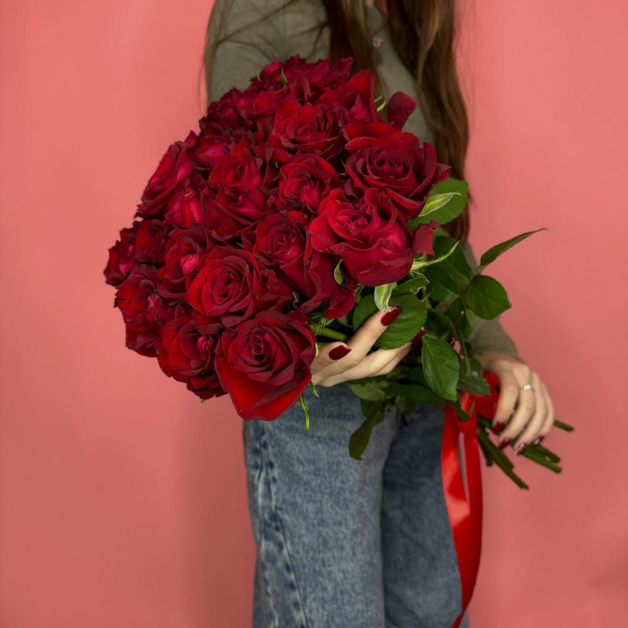 Букет Joy flowers из 25 красных роз Эквадор 50 см с атласной лентой