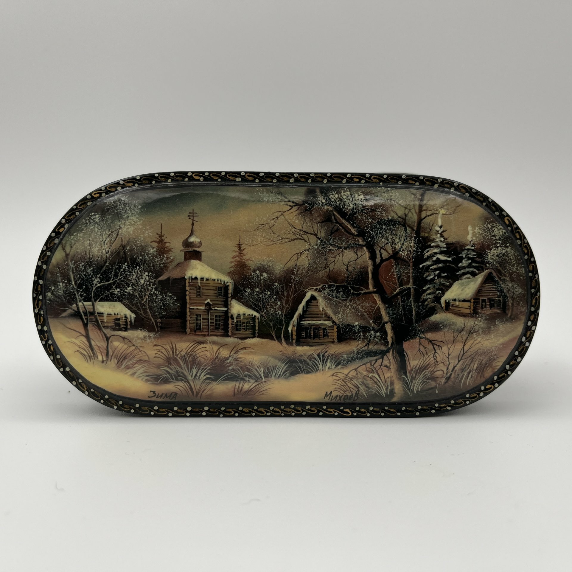 Шкатулка овальной формы "Зима", автор Михеев, папье-маше, роспись, лак