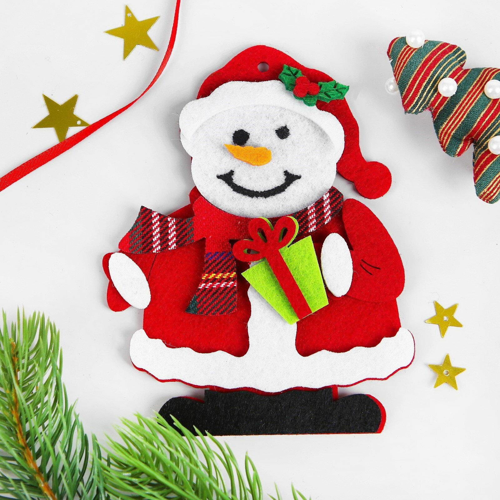 Ёлочная игрушка из фетра "Снеговик с подарком", набор для творчества, своими руками