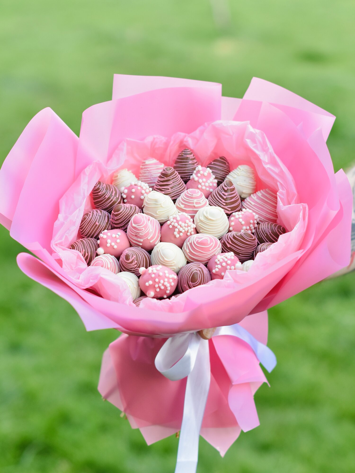 Букет из клубники в белом и молочном шоколаде «Candy», для любимой девушки, мамы, коллеги, сестры, жены, подруги, 24-35 шт