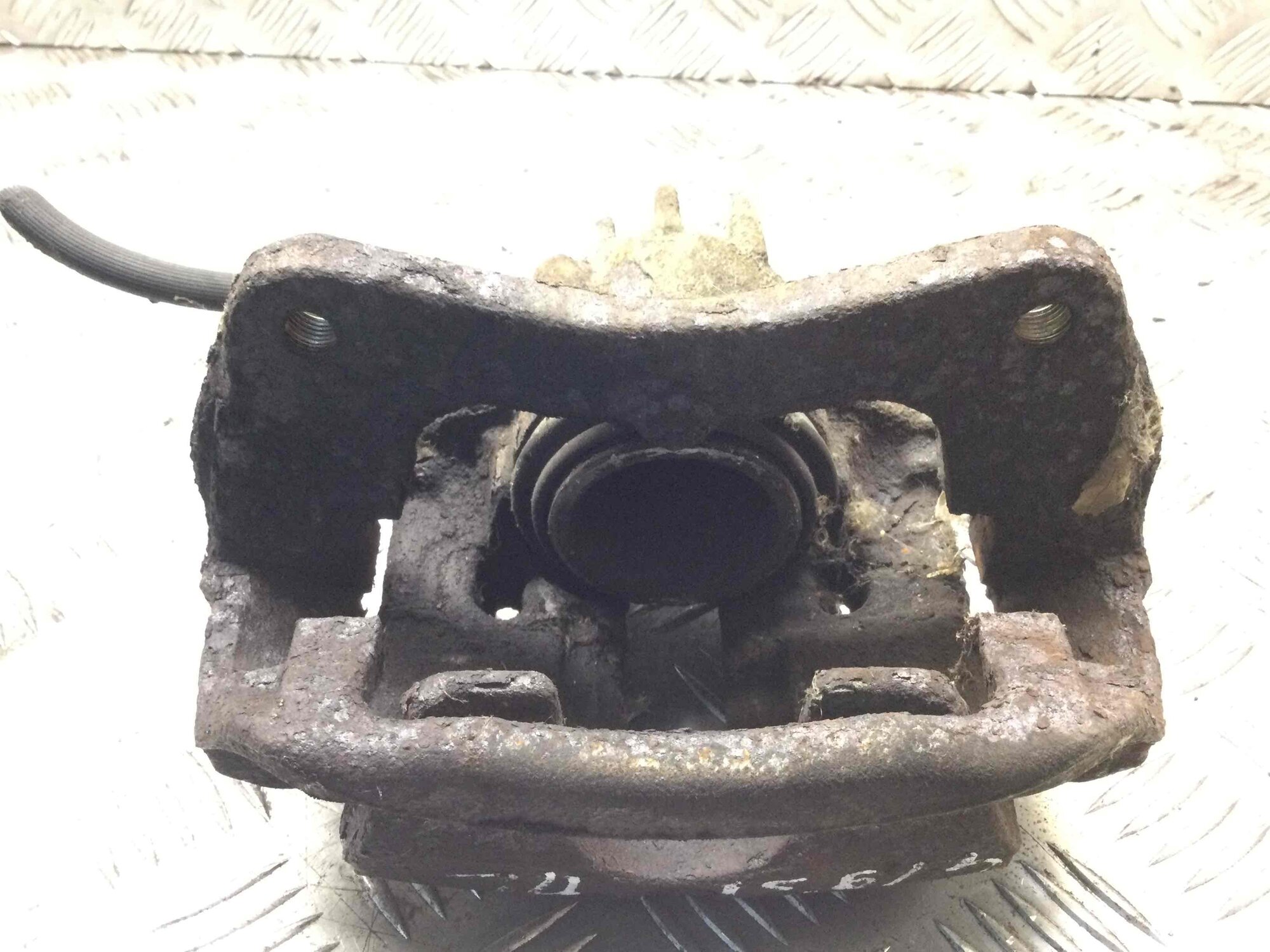 Б/У Суппорт передний левый Volvo V40 1 поколение [2-й рестайлинг] (2002-2004) 2004 г.