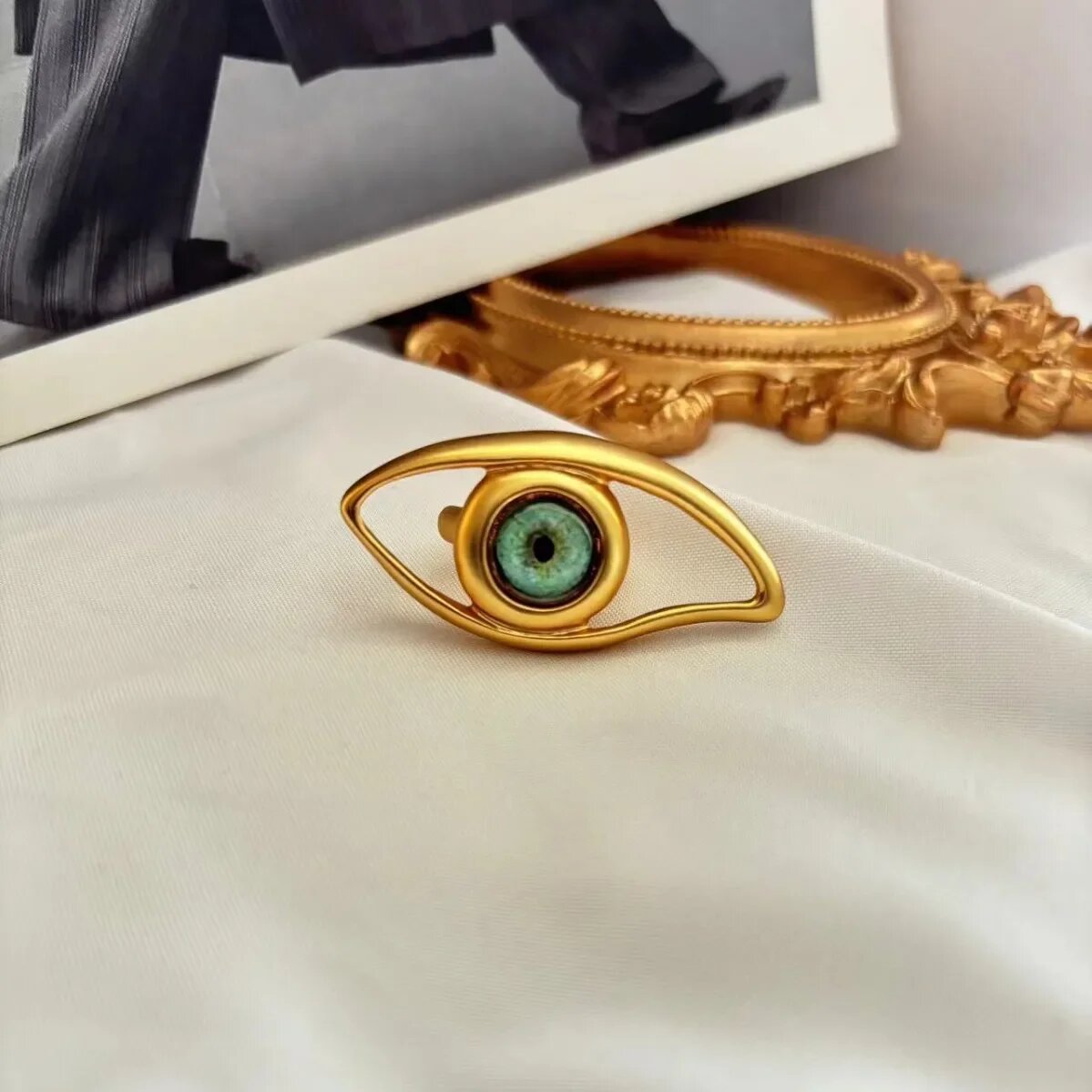 High Sense Demon Eyes Lady