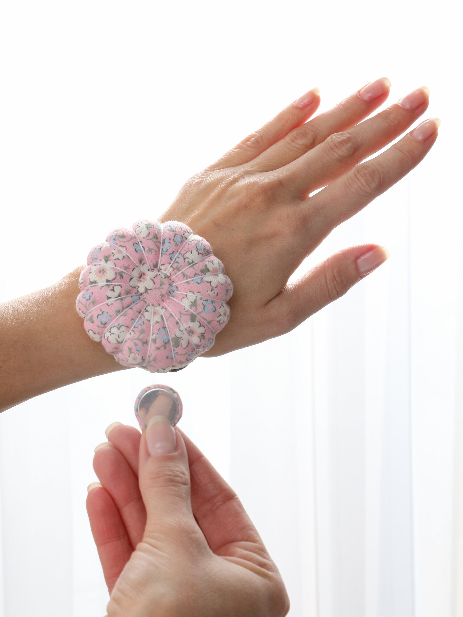 Игольница магнитная на руку с резинкой для шитья и рукоделия, браслет для булавок и игл, 7.5х3 см, полиэстер, A180050