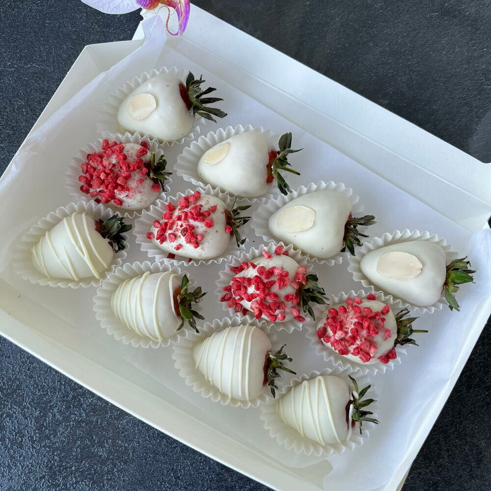 Подарочный набор Мадам Клубника "Белый танец", клубника в шоколаде, 12шт, коробка