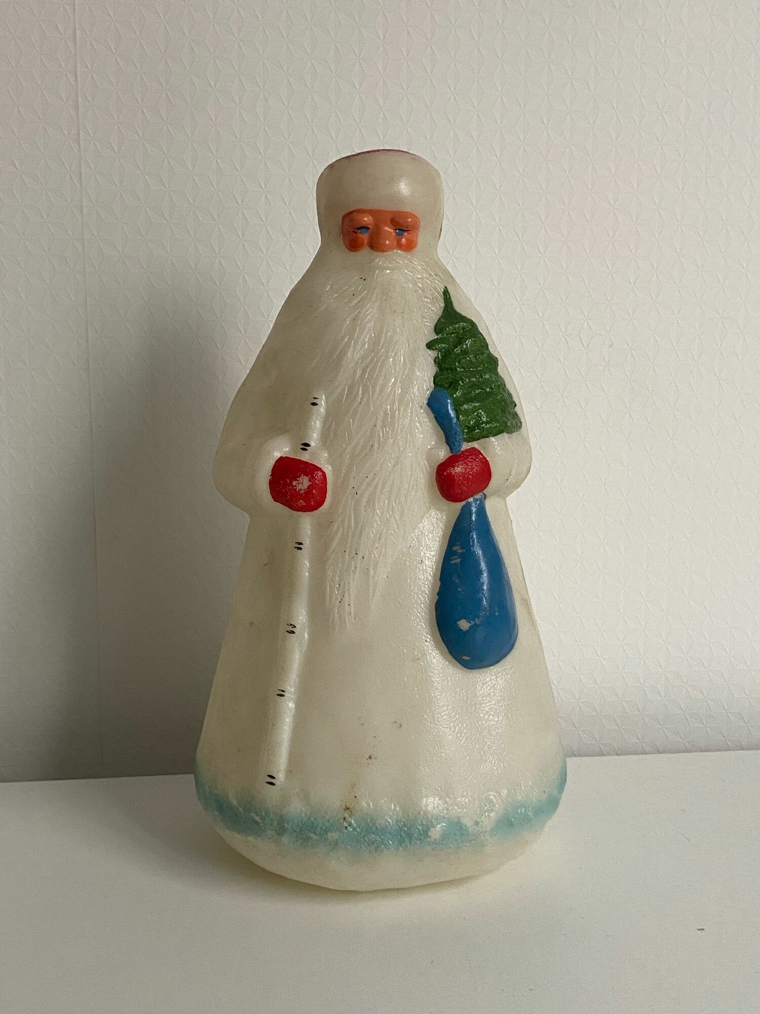 Игрушка "Дед Мороз" С мешком и елкой. Пластмасса. СССР. Высота: 26 см.