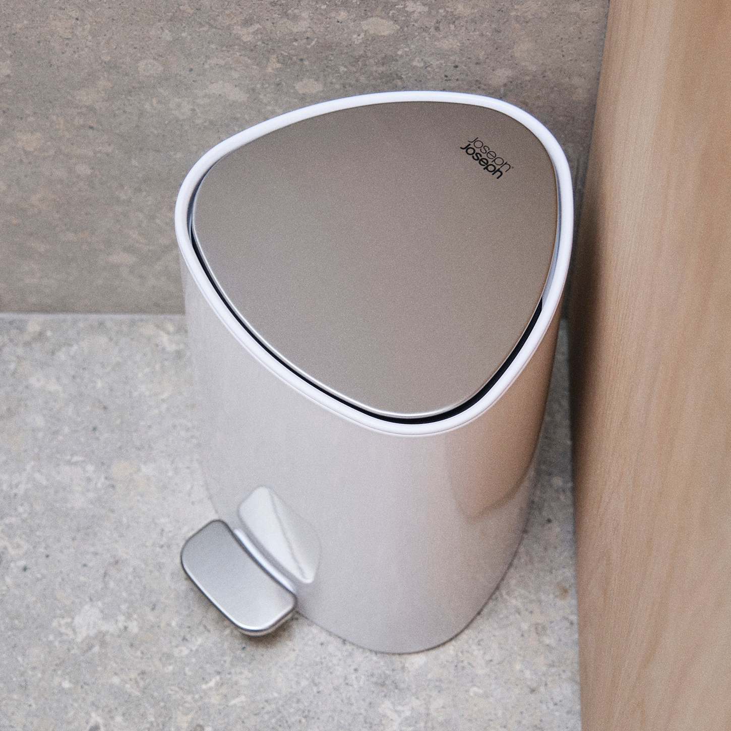 Мусорное ведро с педалью и крышкой Joseph Joseph EasyStore 5 л, белое глянцевое