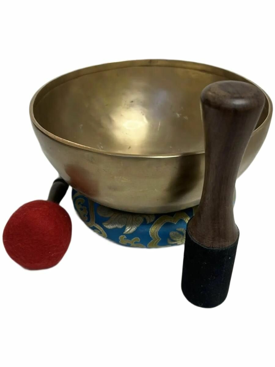 Тибетская поющая чаша (кованая): диаметр 24 см, ноты Ре# , частота вибрации: 151 Гц, в комплекте со стиком и подушечкой