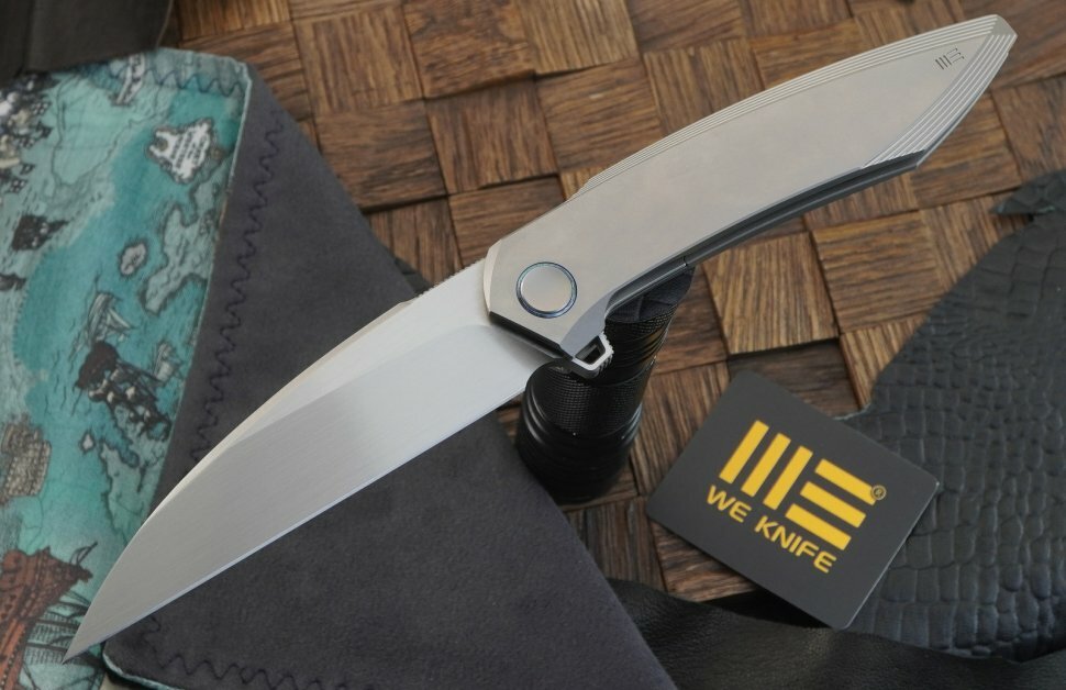 Складной нож We Knife Fluxor, сталь M390, ручной сатин, рукоять титан