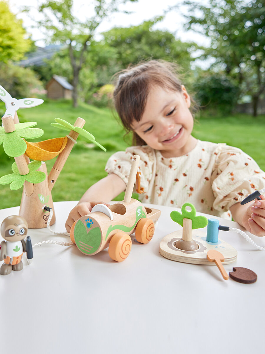 Набор для мини-дома Hape "Машинки и фигурки" Серия "Мини-дом" E3417_HP