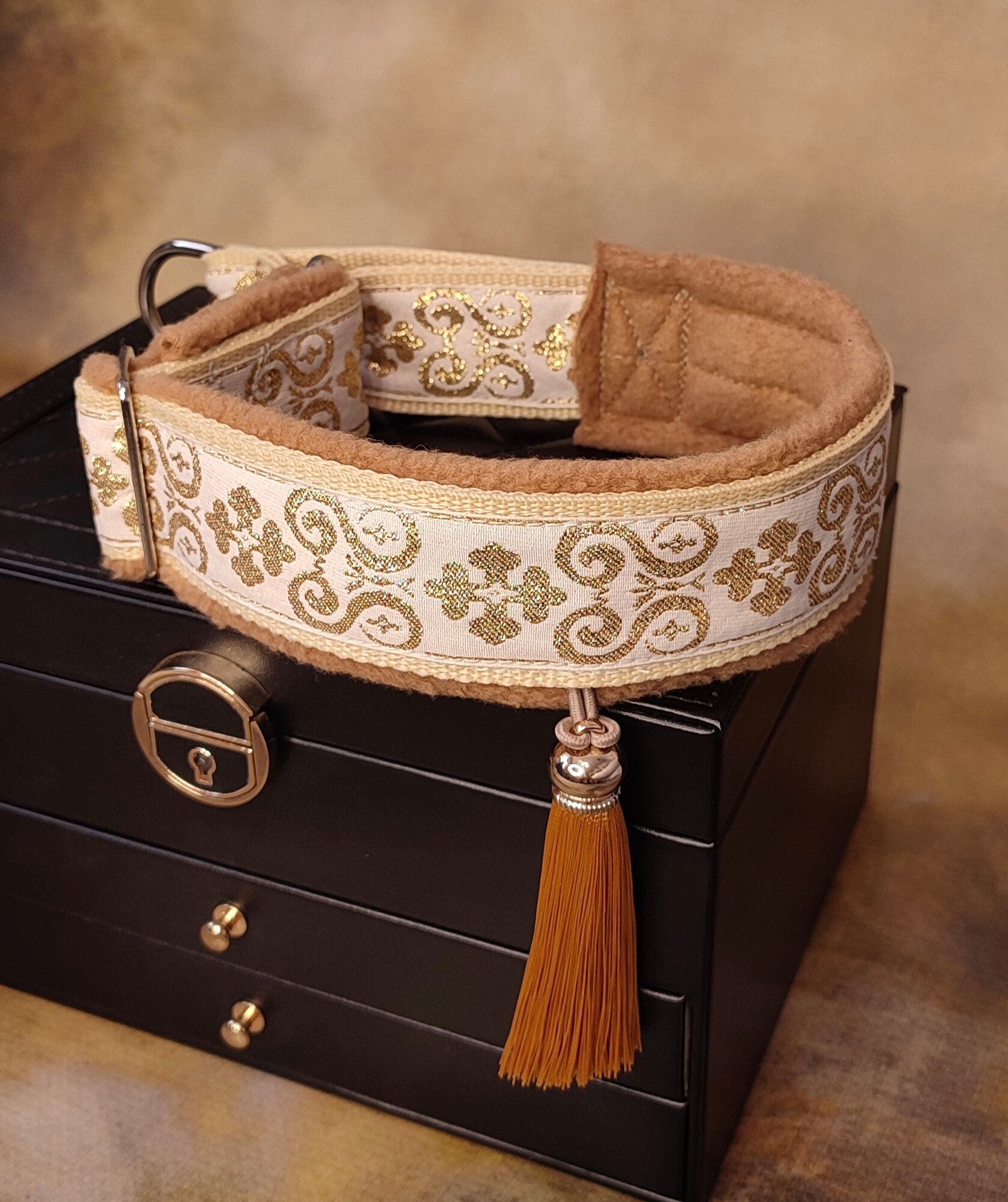 Ошейник для борзых собак с золотым узором, полуудавка "Мартингейл" ручной работы, 4см размер M с кисточкой