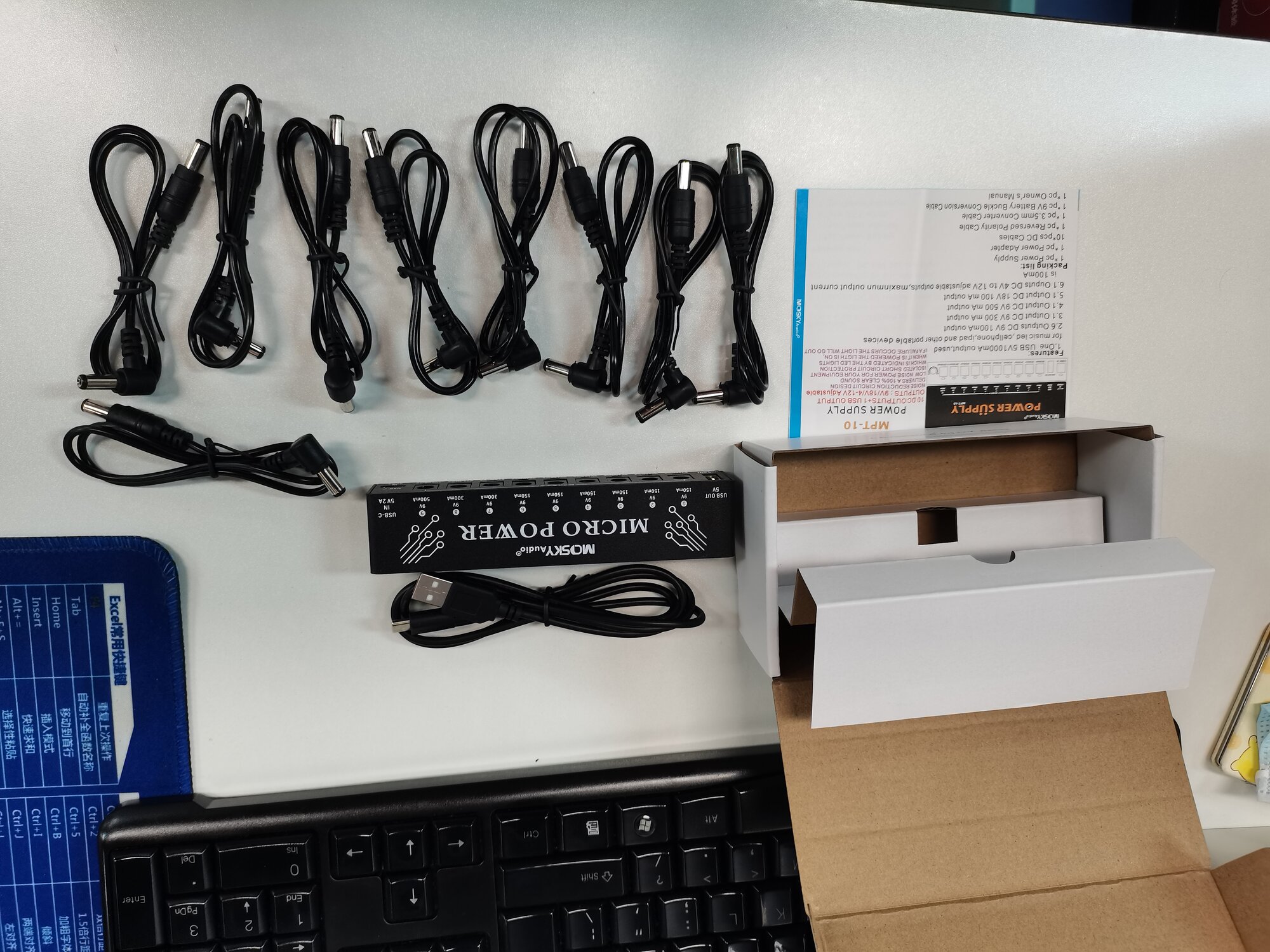 Блок питания MOSKYAUDIO на 10 каналов для музыкальных инструментов с независимой защитой от короткого замыкания, светодиодным индикатором, 9 выходами постоянного тока и 1 USB-выходом для гитарных эффектов и других портативных устройств.