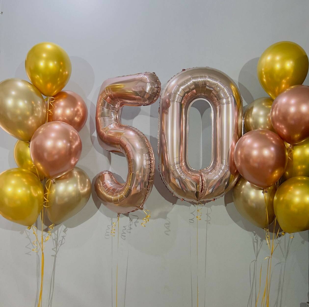 Воздушные шары на юбилей с цифрами. Золотистые шарики на день рождения