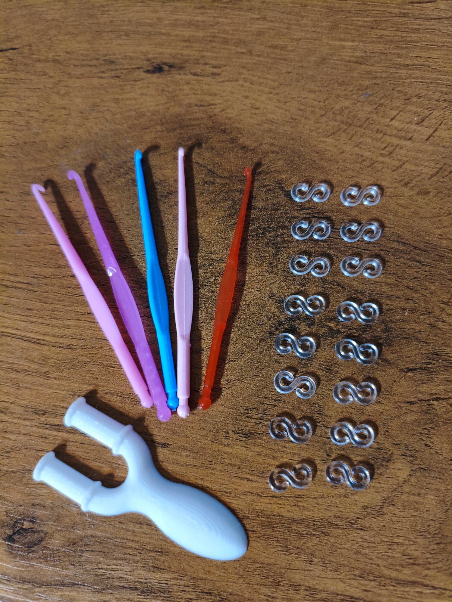 Прозрачные застёжки S-клипсы (около 100 штук) + крючки и рогатка для плетения из резинок