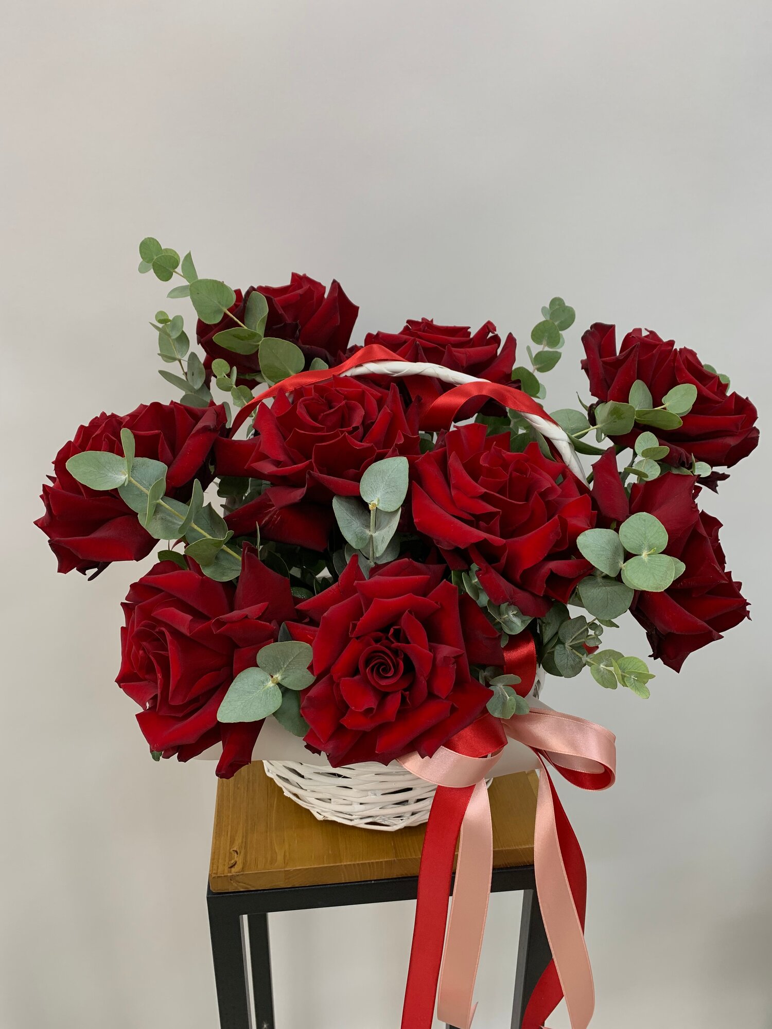 Корзина цветочная, с красными розами, французскими, и эвкалиптом