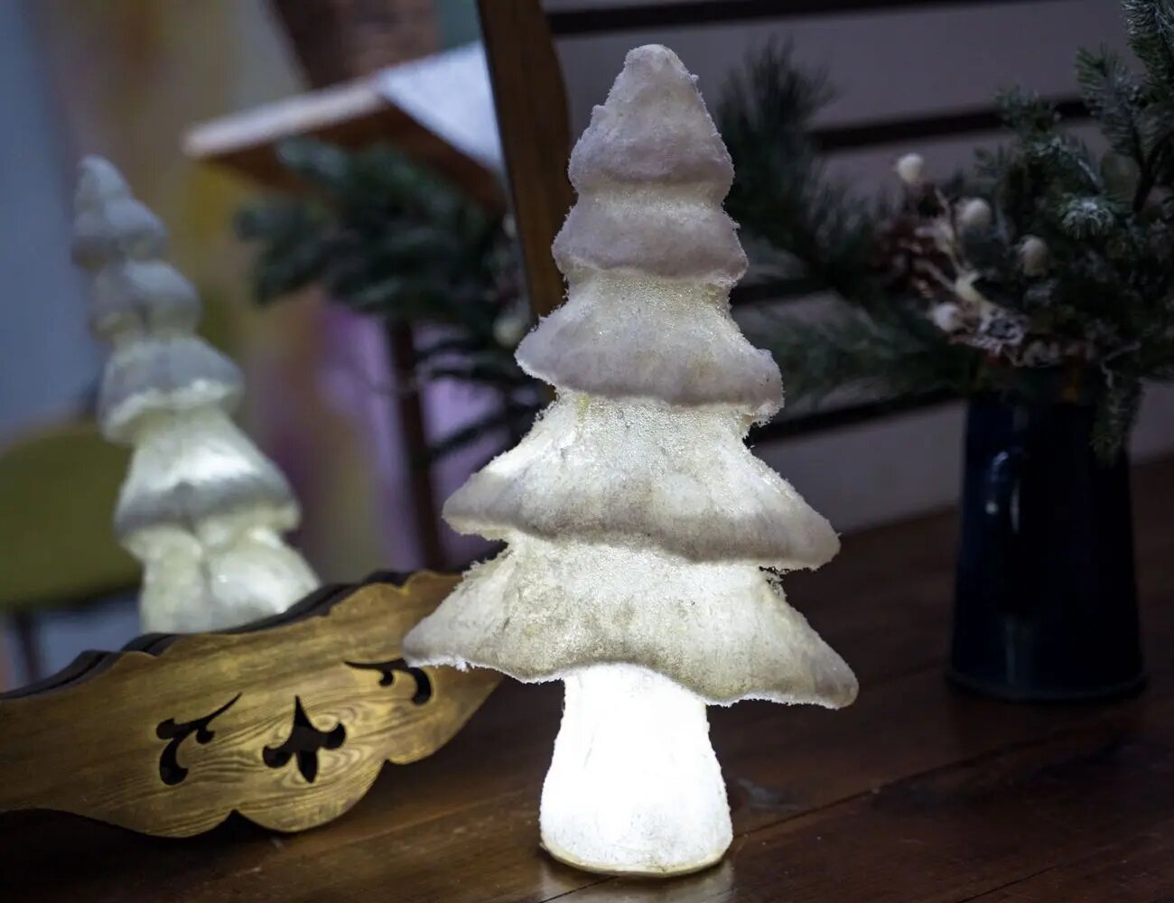 Светящаяся "Ёлочка айси", белая, тёплые белые LED-огни, 21х11х43 см, батарейки, Koopman International