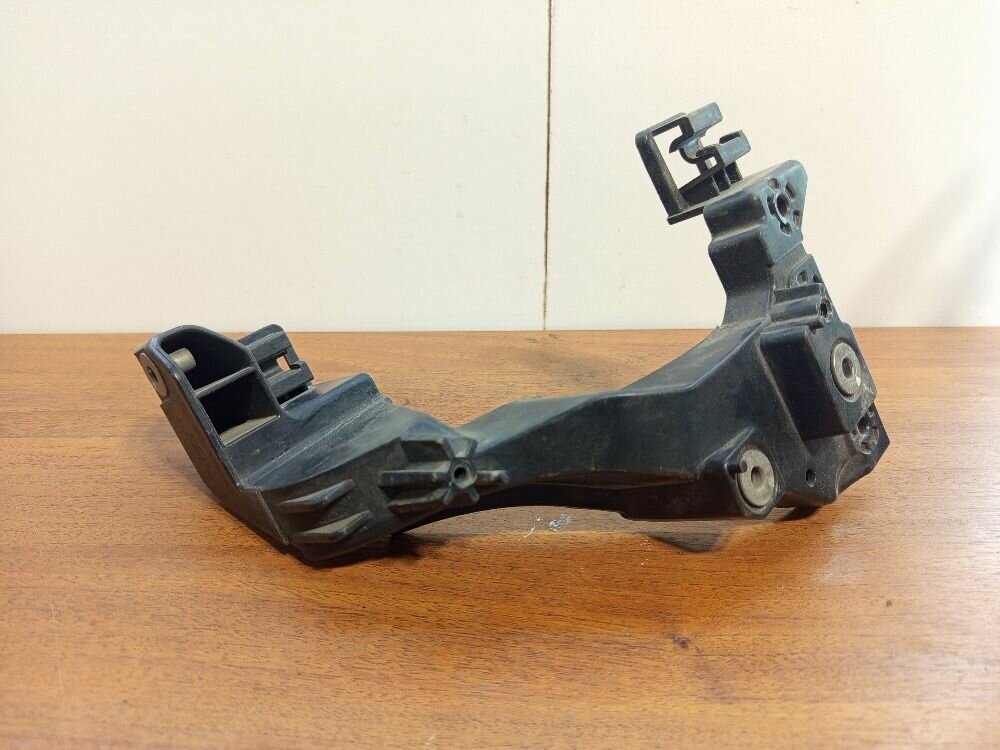 Кронштейн передней панели правый Kia Ceed JD 64166a2000