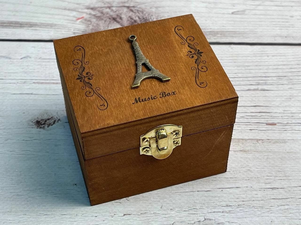 Музыкальная заводная деревянная шкатулка-шарманка из массива эйфель с мелодией ROSE