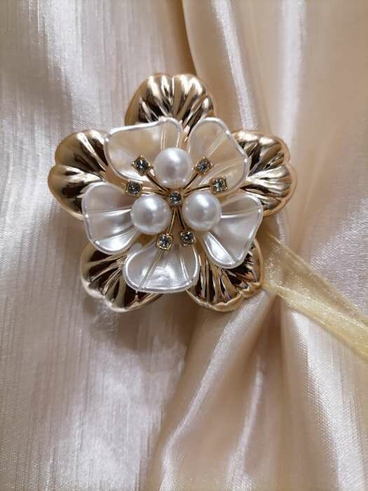 Подхват для штор на магните Цветок перламутровый , диаметр 5,5 см, цвет золотой