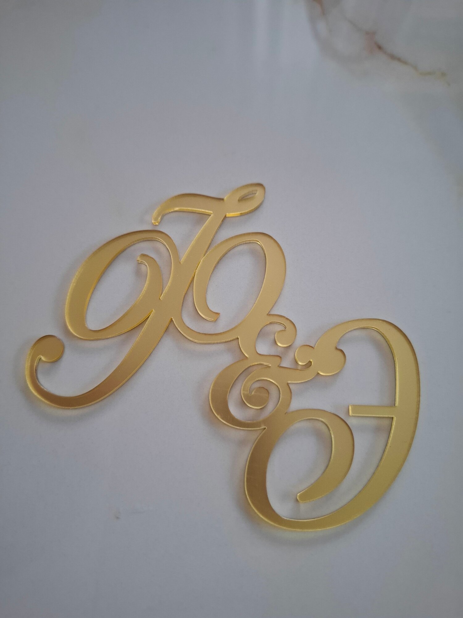 Топпер на свадебный торт "инициалы Ф&Э ", зеркальный золотой акрил