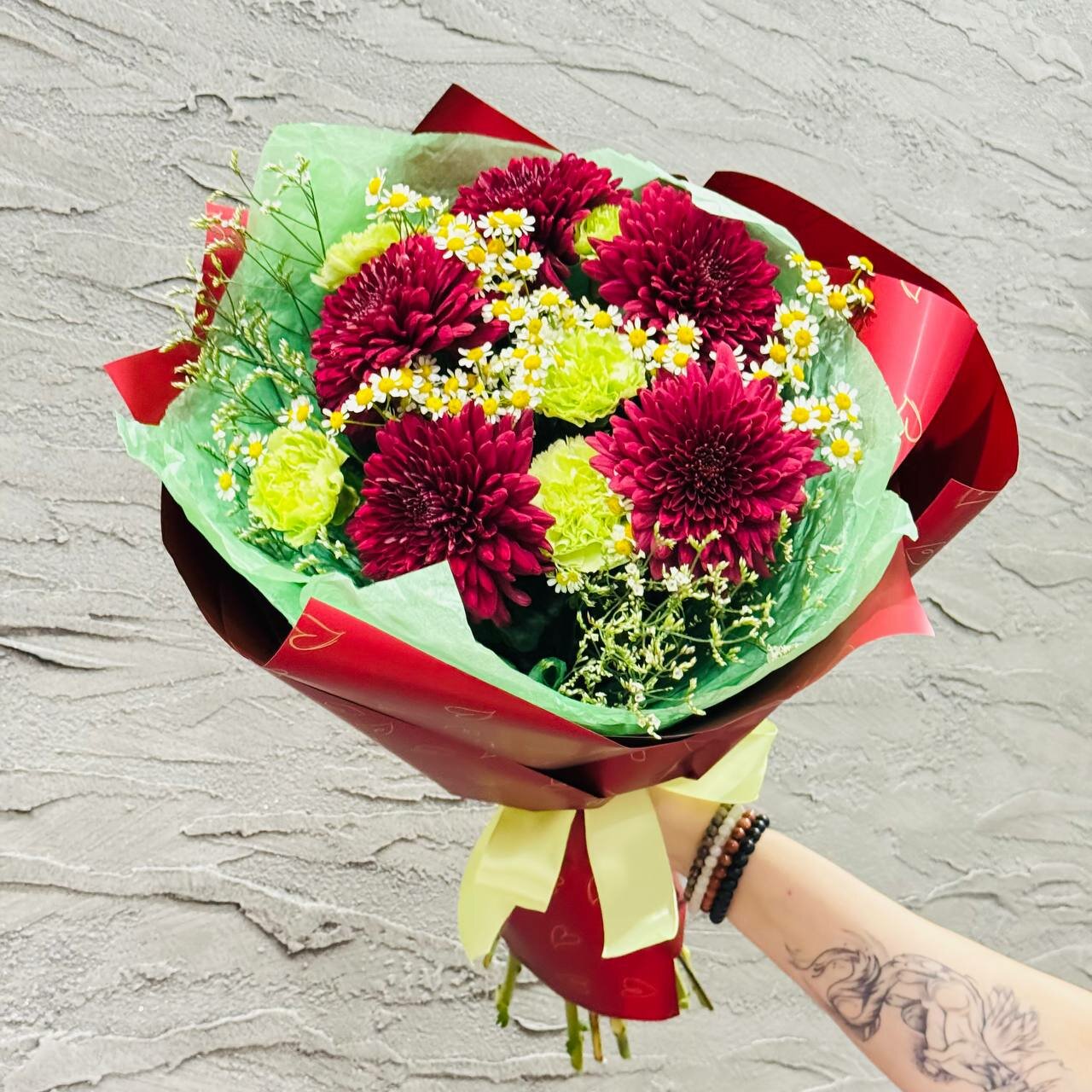 Пышный букет из одноголовых хризантем, танацетум, диантус для учителя