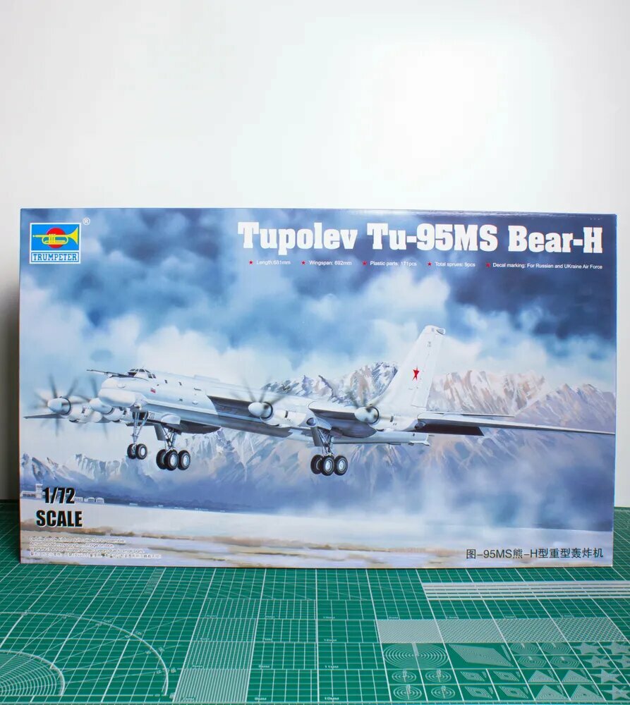 Trumpeter/01601 Сборная модель Российский стратегический бомбардировщик Ту-95 МС (НАТО-Bear-H)