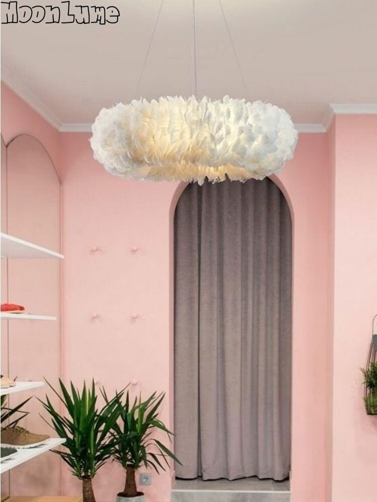 Люстра из перьев