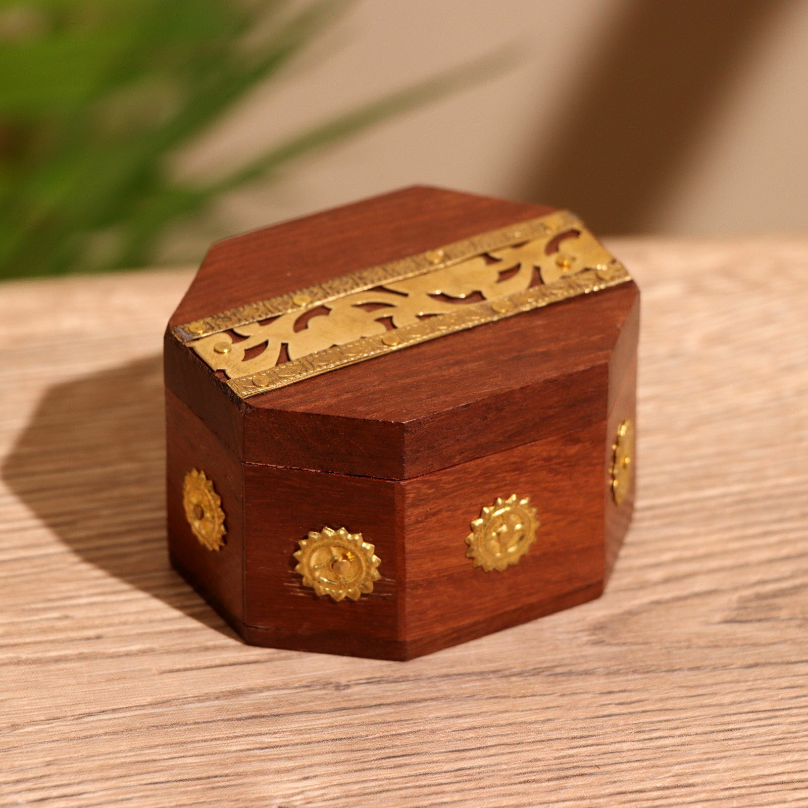 Шкатулка "Сани", 6x5x4 см, дерево шишам, цвет: золотистый, форма: восьмиугольная