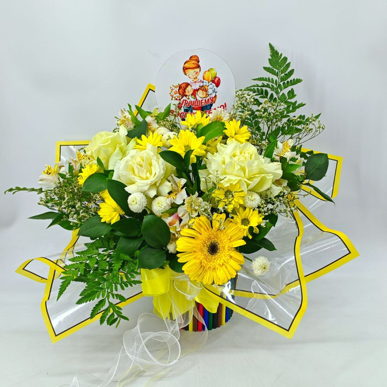 Яркий букет микс для любимого воспитателя в дизайнерском кашпо из карандашей. Роза французская, гербера, хризантема, сантини