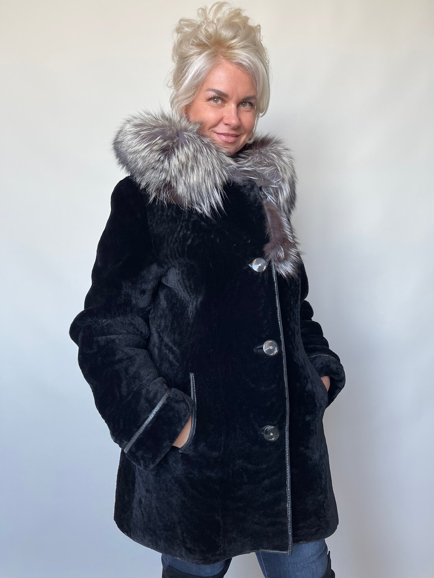 Шуба мутон тм LESYNEE капюшон отд.чернобурка дл.80 см р.44-46 /12447/