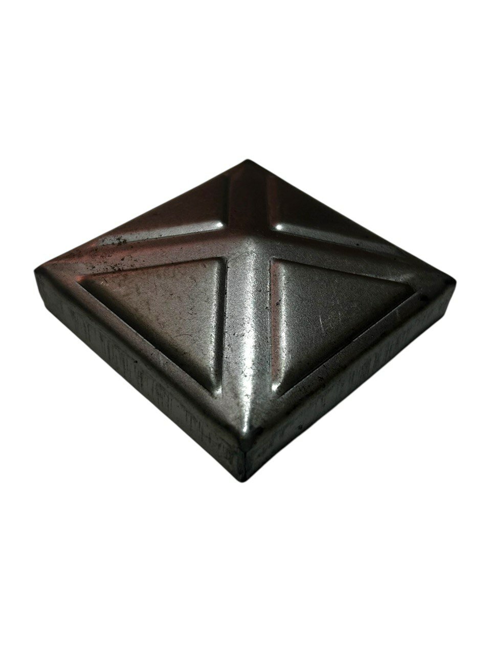 Кованая рифленая заглушка квадратная, наконечник, навершие на забор, кованый декор на трубу 60х60 мм 1 шт.