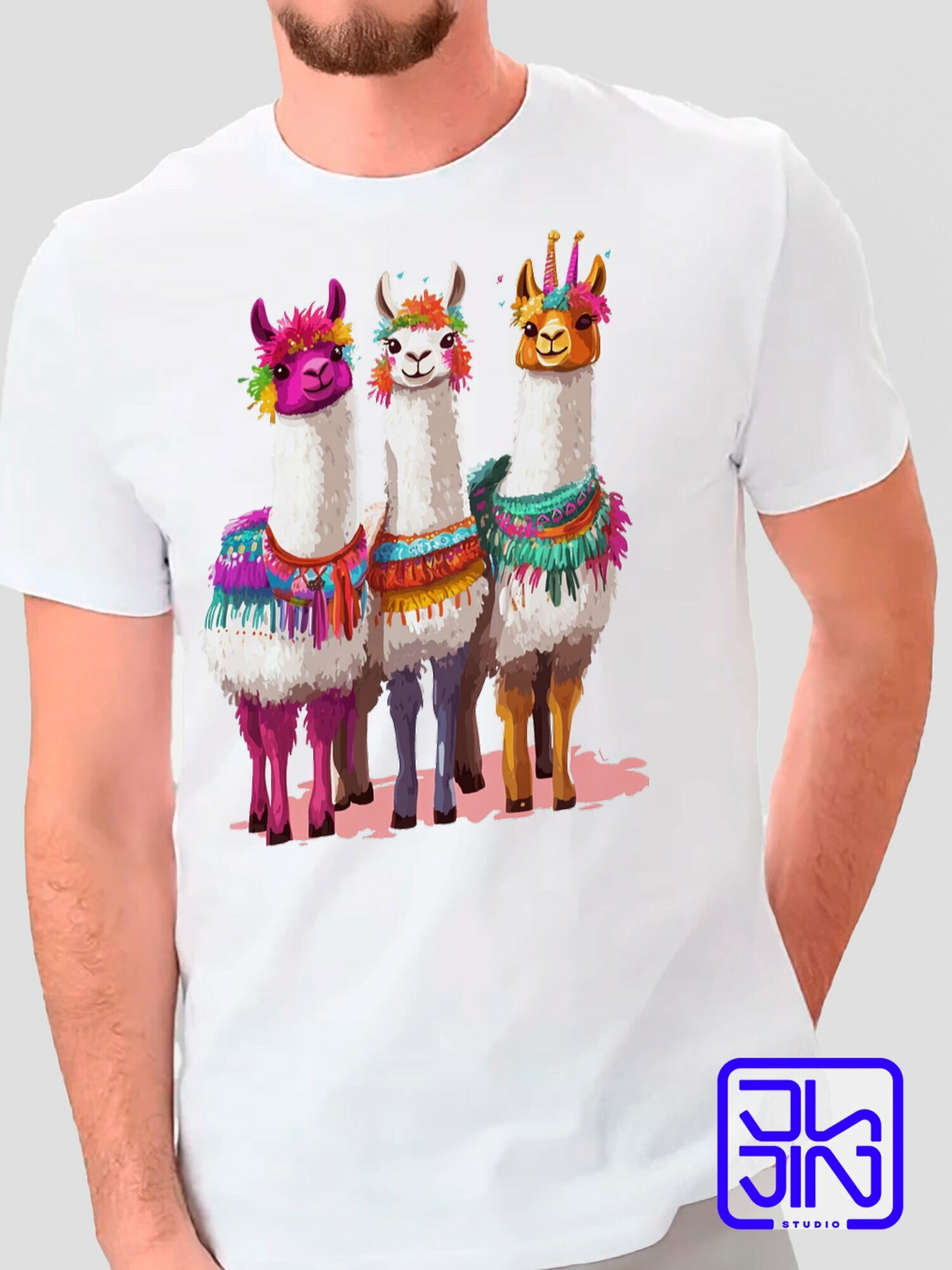 Футболка классическая мужская с авторским принтом Белые смешные ламы в пестрых этнических нарядах среди яркой природы, белый хлопковый трикотаж с прикольным рисунком на груди
