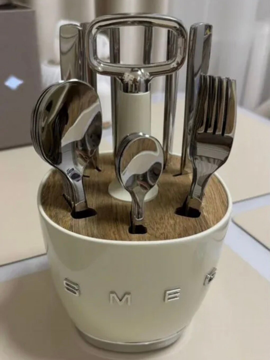 Подставка столовых приборов smeg бежевого цвета, набор 24 предмета на 6 персон