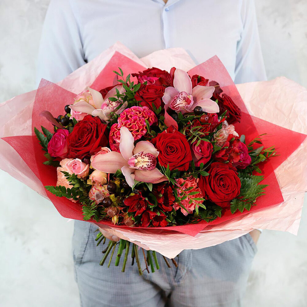 Букет "Бизнес", в подарочной упаковке, из роз, орхидей, альстромерии, гвоздики, целозии