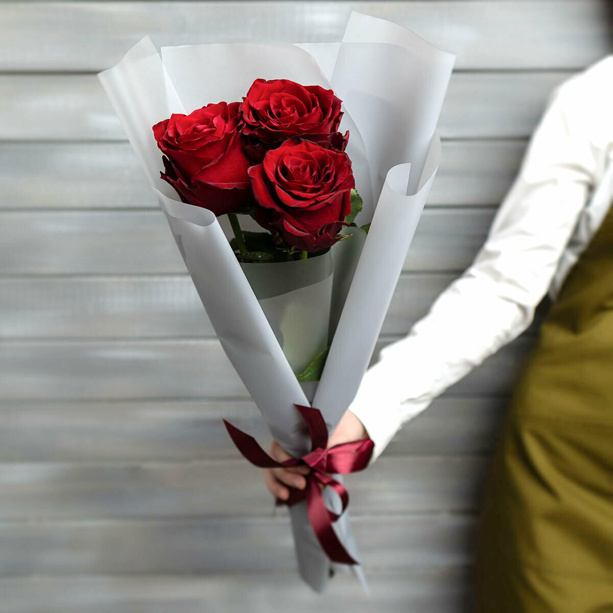Букет живых цветов из 3 красных роз в упаковке Эквадор 60 см