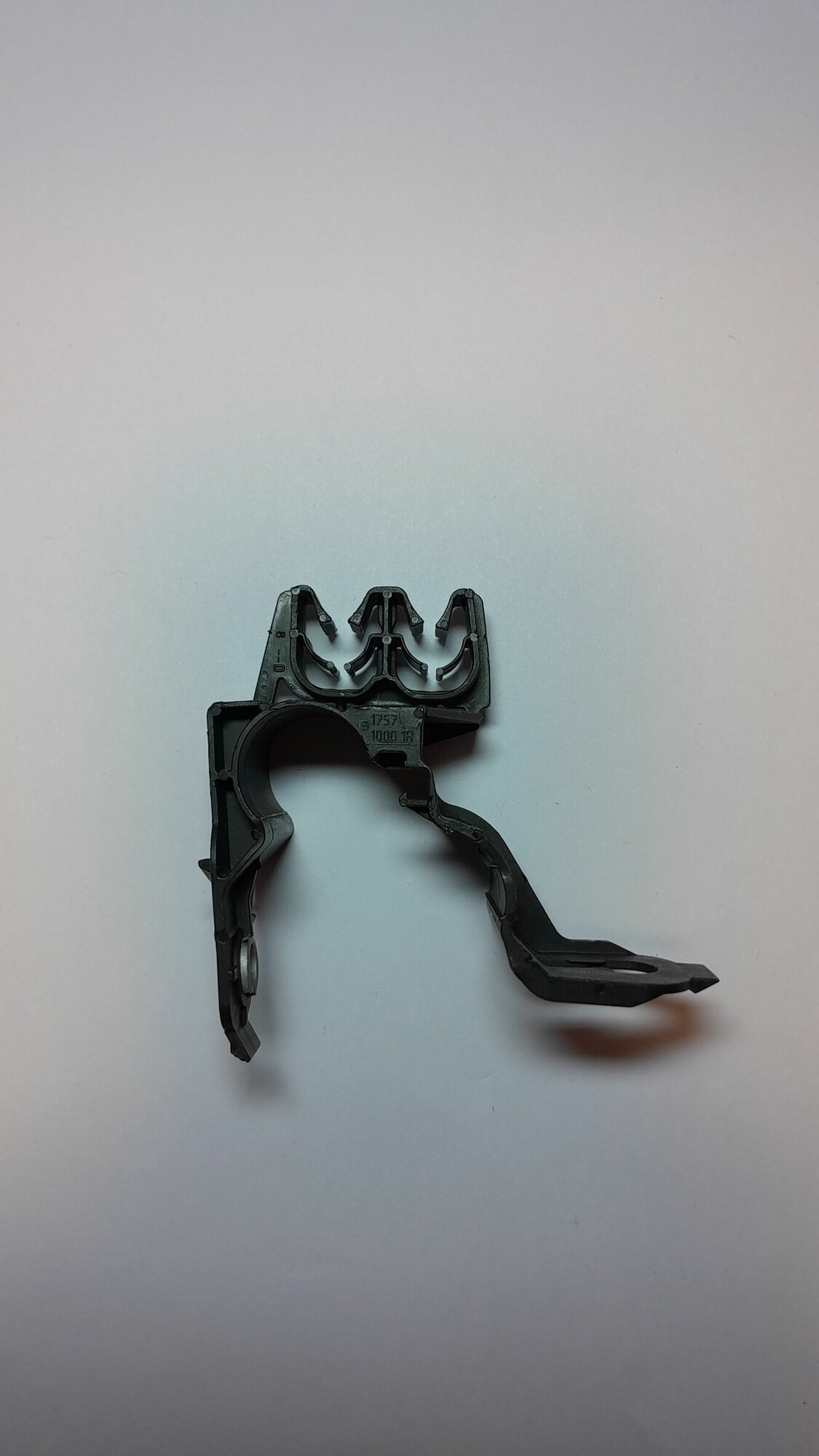 Фиксатор держатель оригинал RENAULT OEM-номер 175710001R .