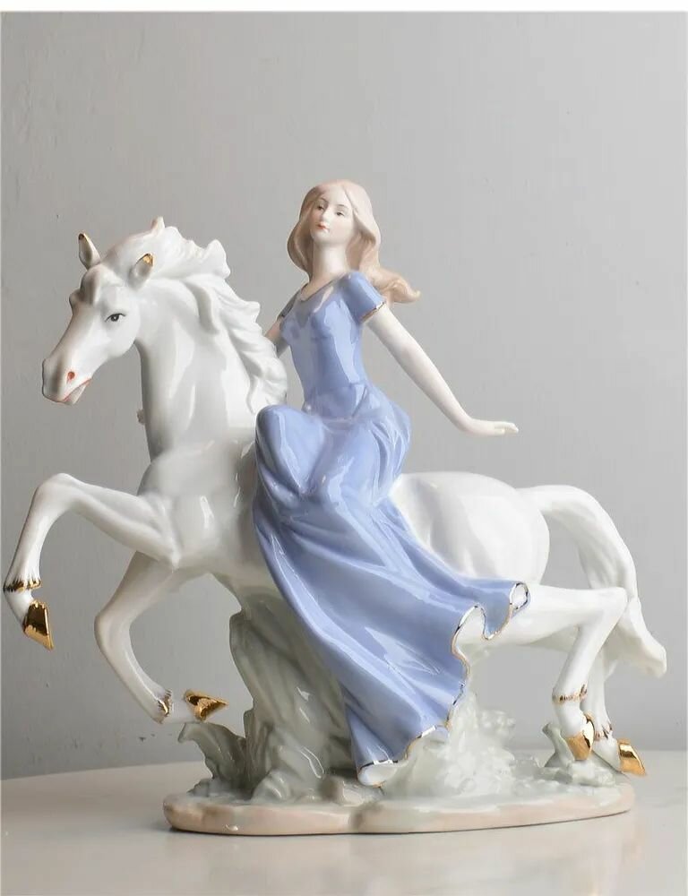 Девушка верхом на лошади