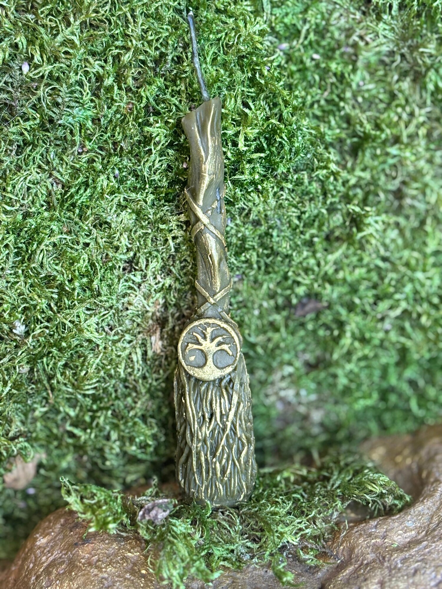 Свеча метла Рода темная