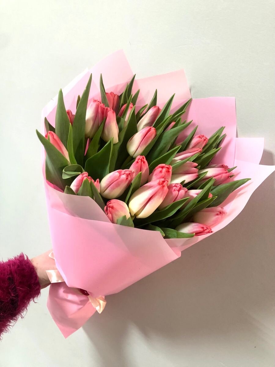 Монобукет из тюльпанов в красивой упаковки, порадует ваших близких