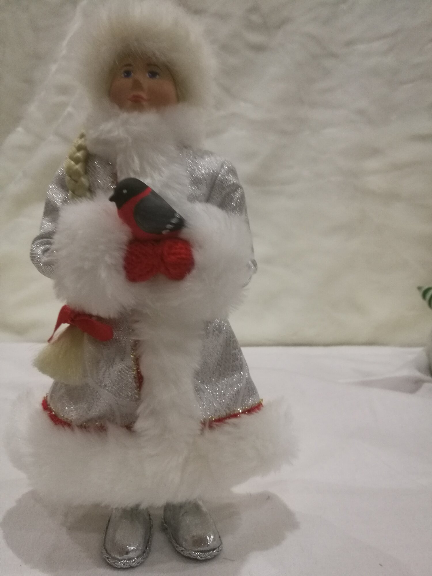 Снегурочка в серебряной шубке