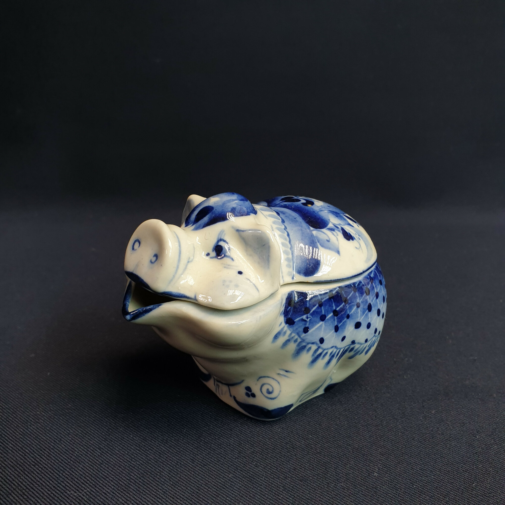 Статуэтка Хрюша для мелочей, фарфор, роспись. Гжель.