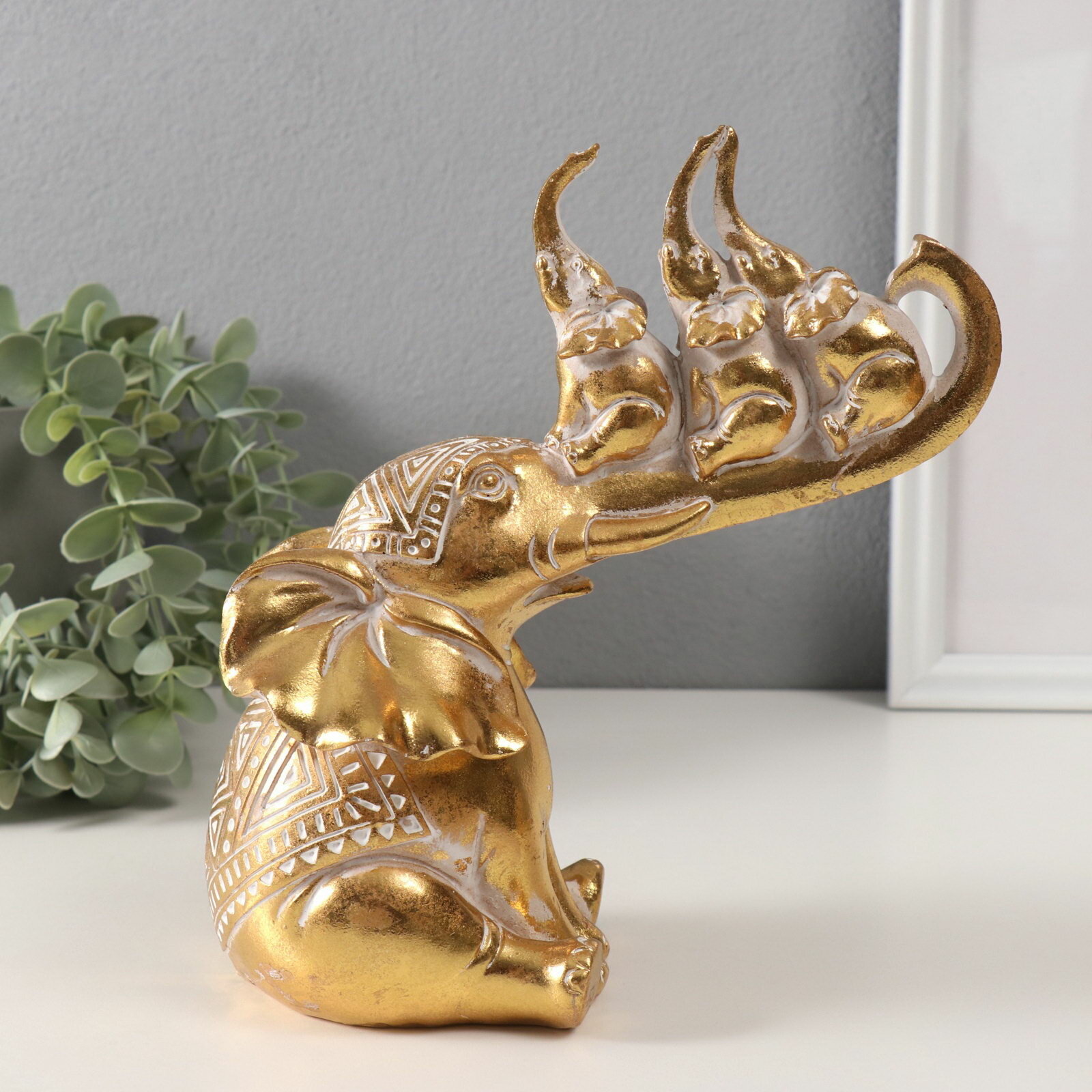 Фигурка полистоун "Слон и 3 слонёнка на хоботе. Индейские узоры", золото, 19.8x10.3x21.5 см