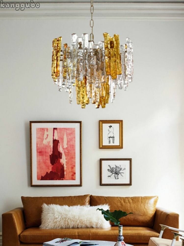 Стеклянная люстра в форме сосульки