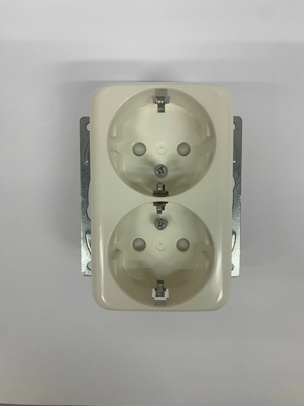 Розетка ABB Jussi 232EUC DoubleSCHUKO, белая, скрытый монтаж, заземление